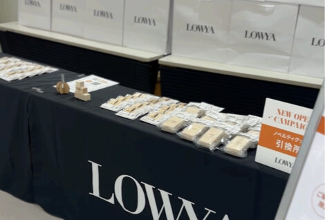 ベガコーポレーション様実績紹介LOWYA新店舗開店ノベルティ | ノベルティや記念品でSDGsに間伐材、木製グッズのWood+